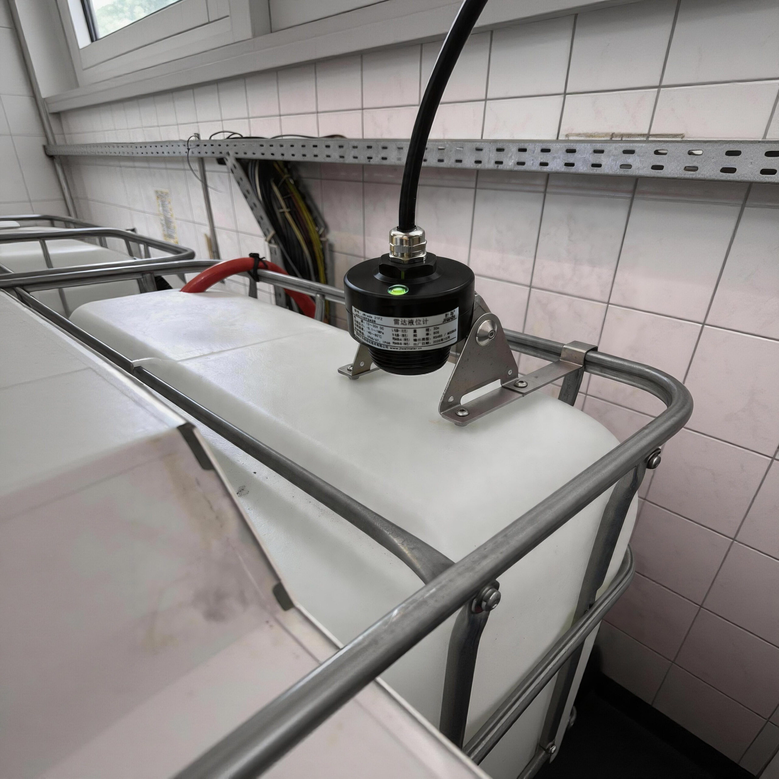 Jiwei 80GHz Radar Level Meter: Penetrating Plastic IBC Totes